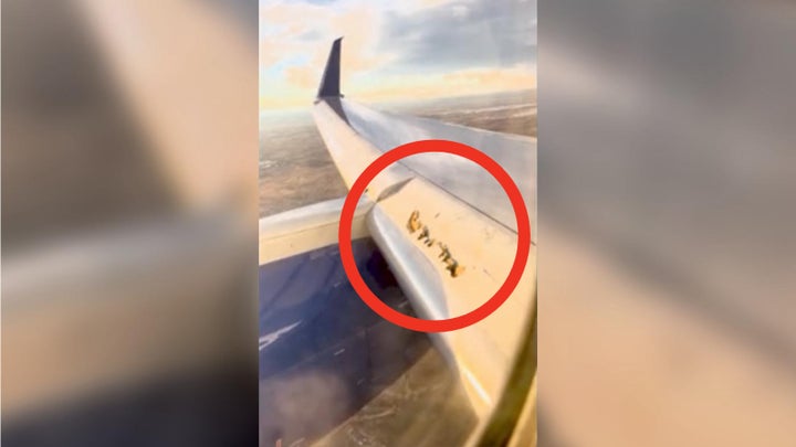 Passenger Films ‘Wing Coming Apart’ During Cross-Country United Flight ...