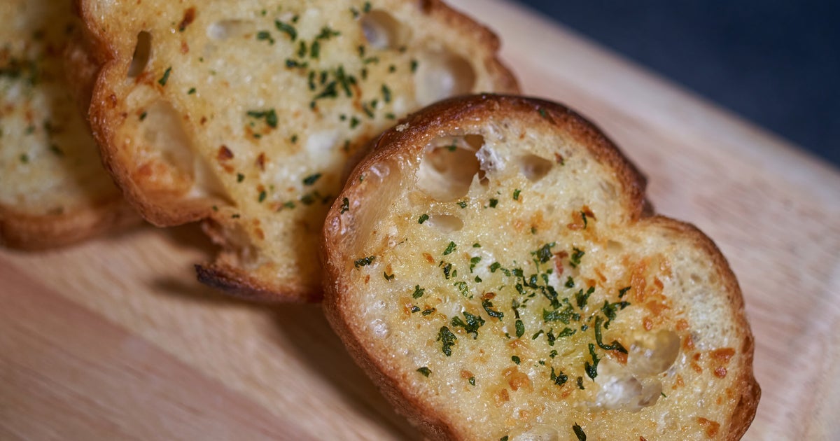 So THAT's What The Green Stuff On Garlic Bread Is | HuffPost UK Life