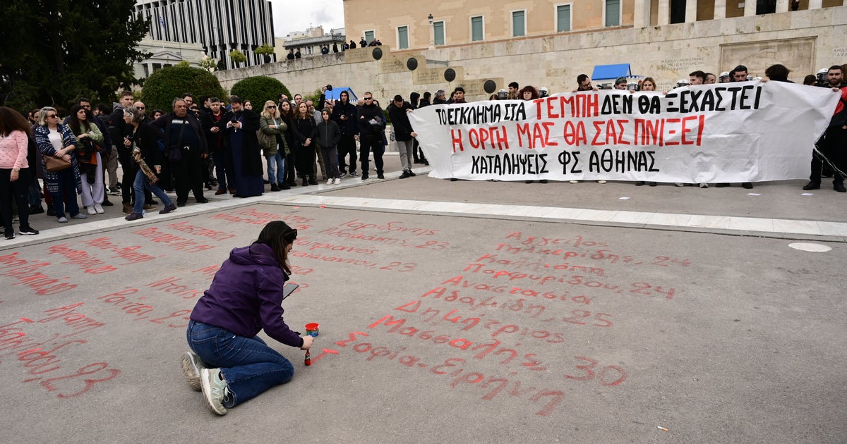 Τέμπη: Με κόκκινη μπογιά τα ονόματα των θυμάτων μπροστά στον Αγνωστο ...