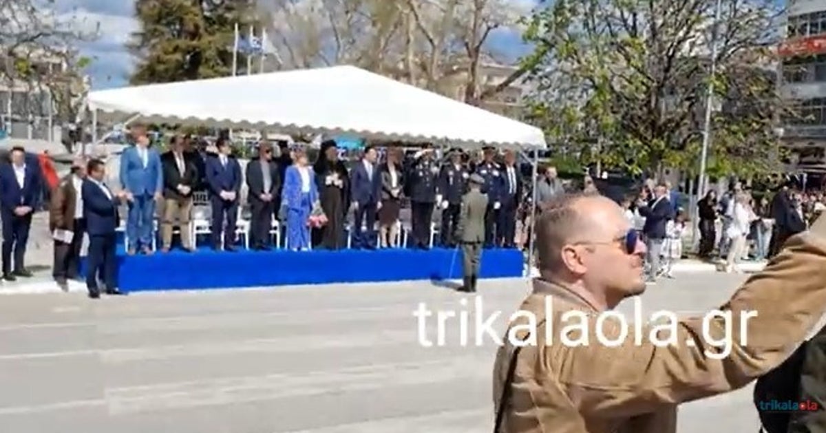 25η Μαρτίου: Η οικογένεια Πλακιά άφησε 57 τριαντάφυλλα στην εξέδρα των ...