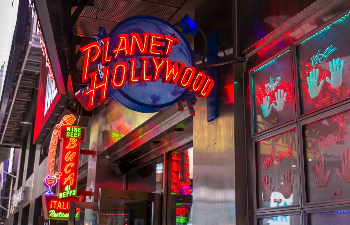 How To Find A Restaurant That's Not A Tourist Trap While Traveling ...