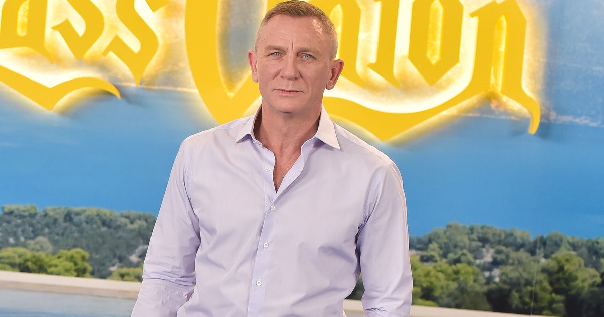Daniel Craig Debuts New Look In Set Photo From New Knives Out Film ...