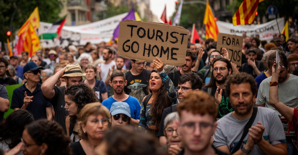 Barcelona Protesters Use Water Guns On Tourists | HuffPost Latest News Barcelona Protesters Use Water Guns On Tourists | HuffPost Latest News
