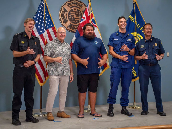 Off-Duty Hawaii Lifeguard Helps Rescue Stranded Teen Who Clung To Kayak ...