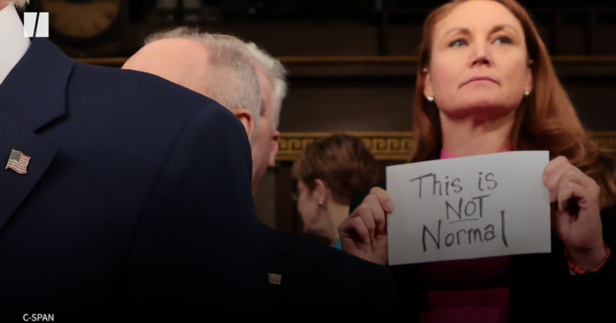 Anti-Trump Sign Makes Splash | HuffPost Videos