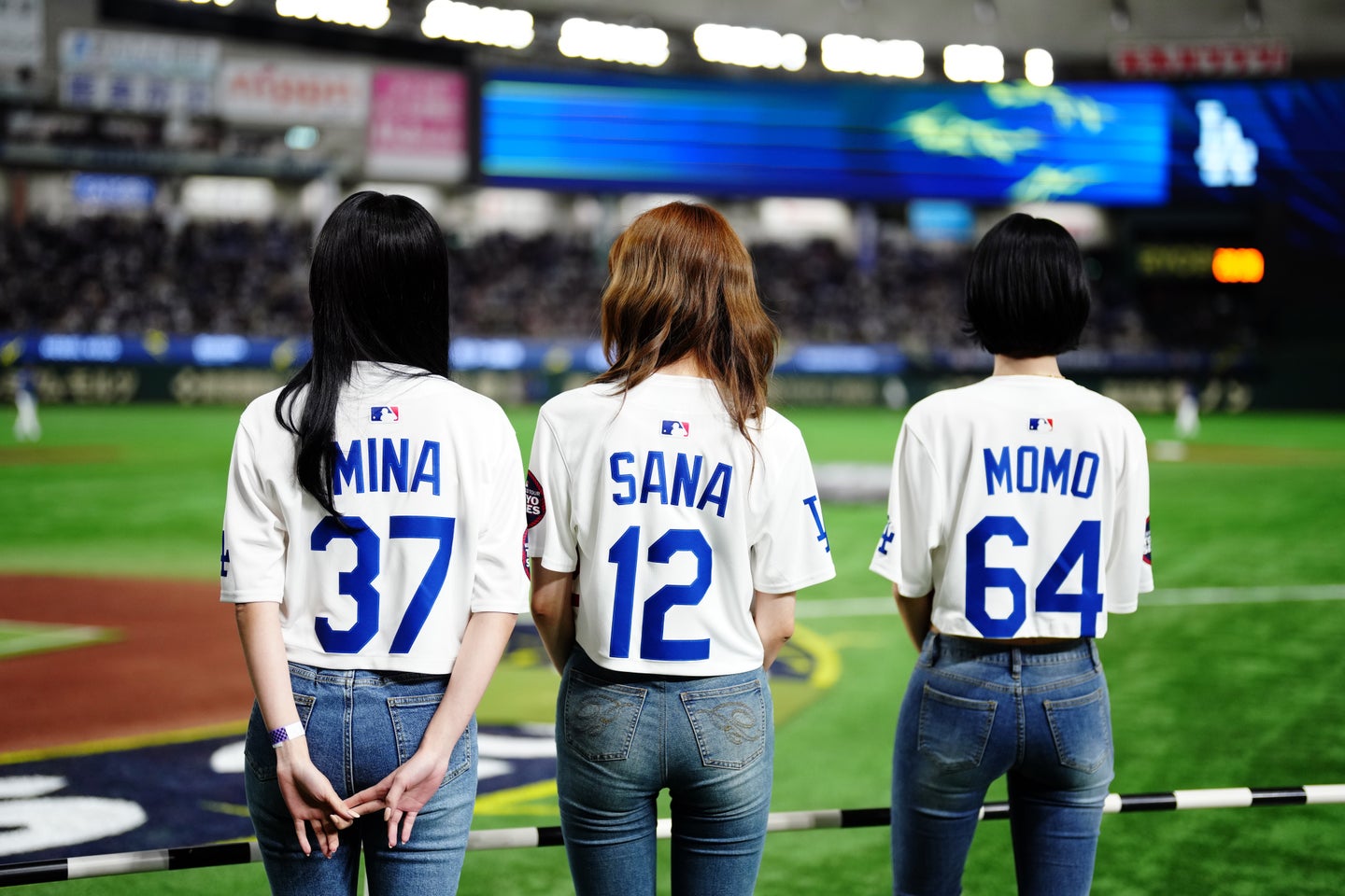 【画像・動画集】MISAMO始球式を見逃した人へ。本番からブルペンでのオフショットまで全部見せます（MLB東京シリーズ） | ハフポスト 画像枠