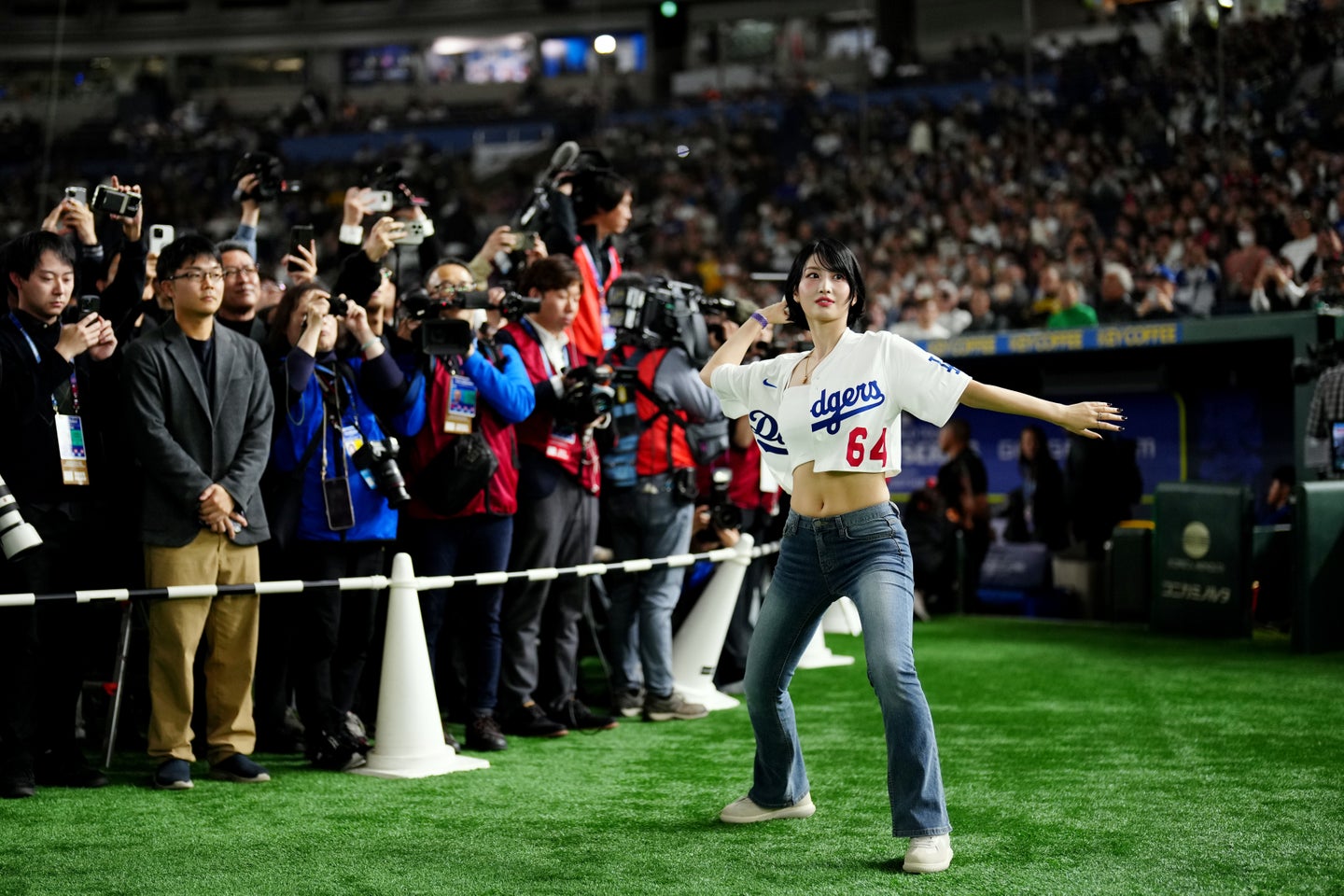 【画像・動画集】MISAMO始球式を見逃した人へ。本番からブルペンでのオフショットまで全部見せます（MLB東京シリーズ） | ハフポスト 画像枠