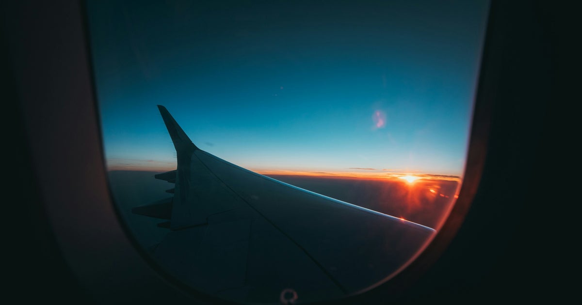 Pilot Explains Why Plane Lights Dim For Takeoff And Landing | HuffPost ...