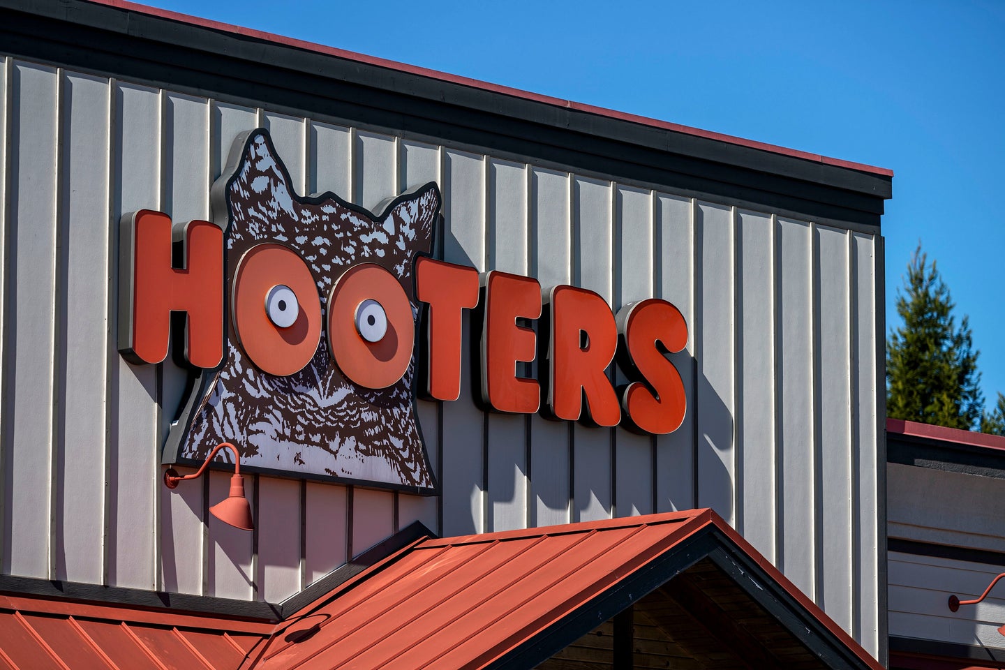 Hooters Restaurants File For Bankruptcy Protection | HuffPost Latest News