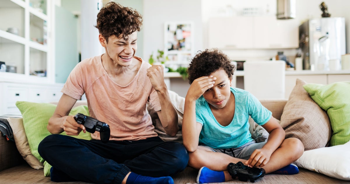 People Who Identify As The 'Loser Sibling' Tend To Develop These Traits ...