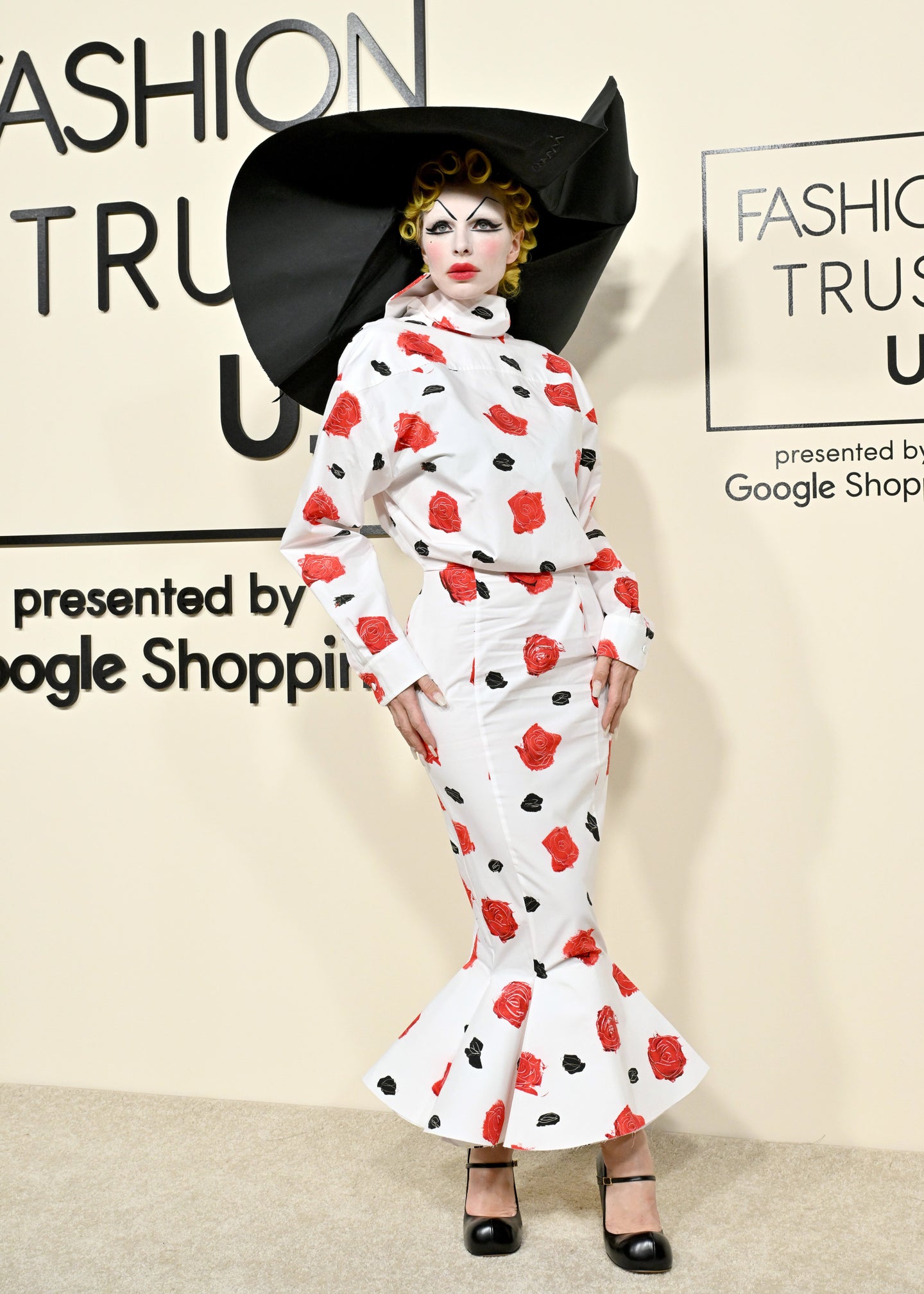 Julia Fox Dons Over-The-Top Mime Look To Awards | HuffPost Entertainment