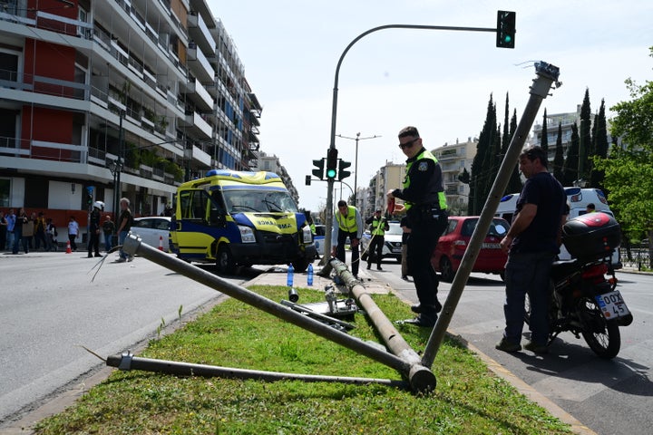 Ασθενοφόρο προσέκρουσε σε κολώνα στο κέντρο της Αθήνας - 5 τραυματίες ...