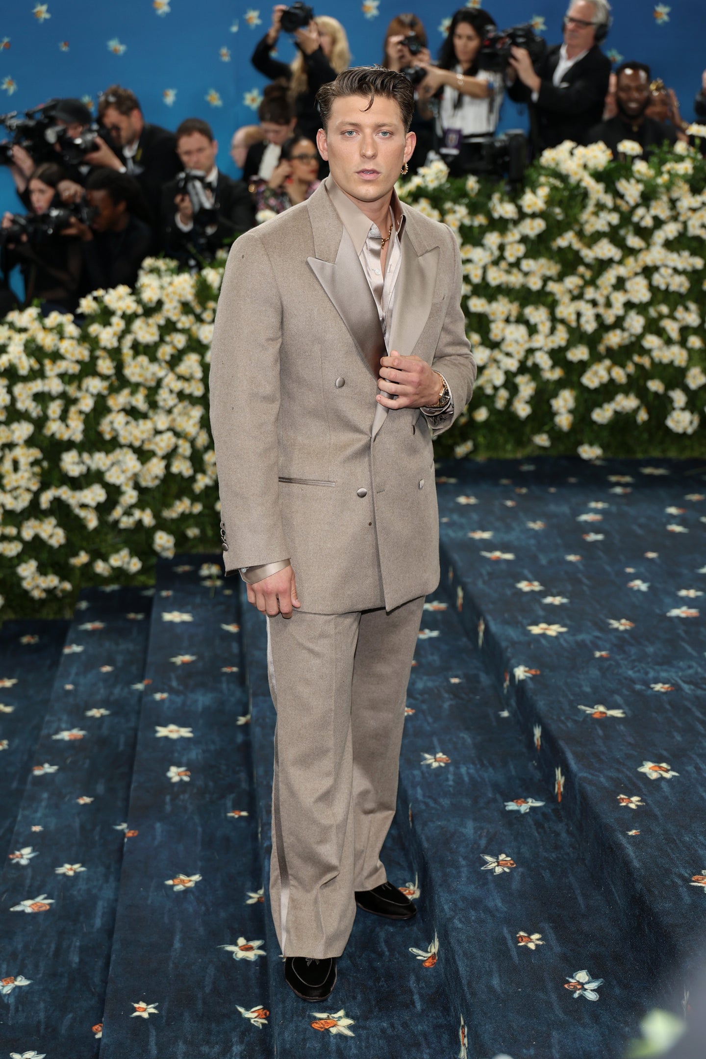 Met Gala 2025 Red Carpet: Best Celebrity Looks & Wildest Outfits ...
