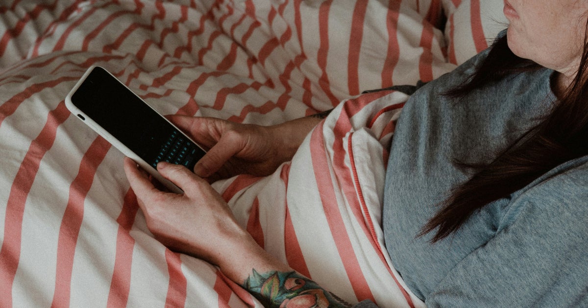 Do You Really Have To Quit Screens An Hour Before Bed? | HuffPost UK Life