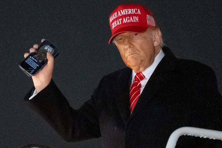 Trump’s Phone Lock Screen Is Going Viral Again | HuffPost Entertainment