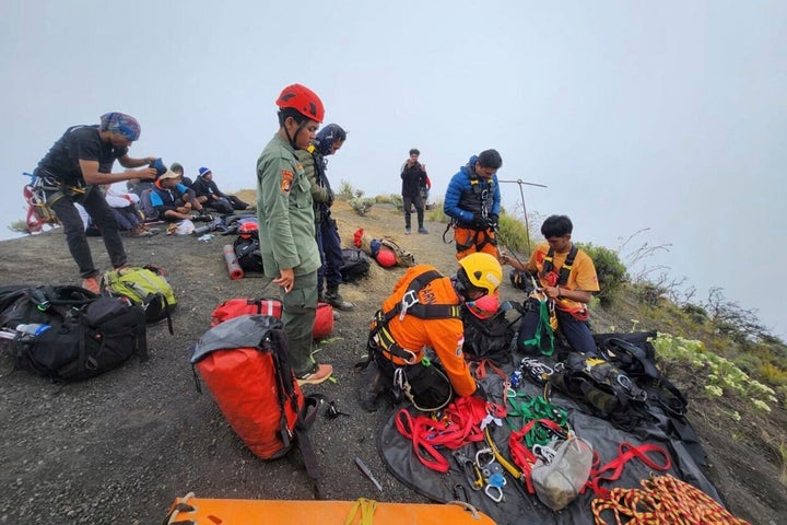 インドネシア火山で滑落したブラジル旅行者、遺体で発見される。4日間救助活動が続けられていた | ハフポスト WORLD