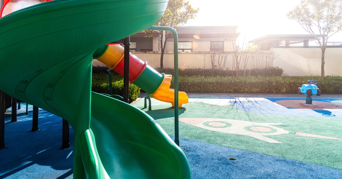 小学校の滑り台に大人が挟まれる⇨消防士が滑り台を切断して救出 米・コネチカット州で | ハフポスト WORLD