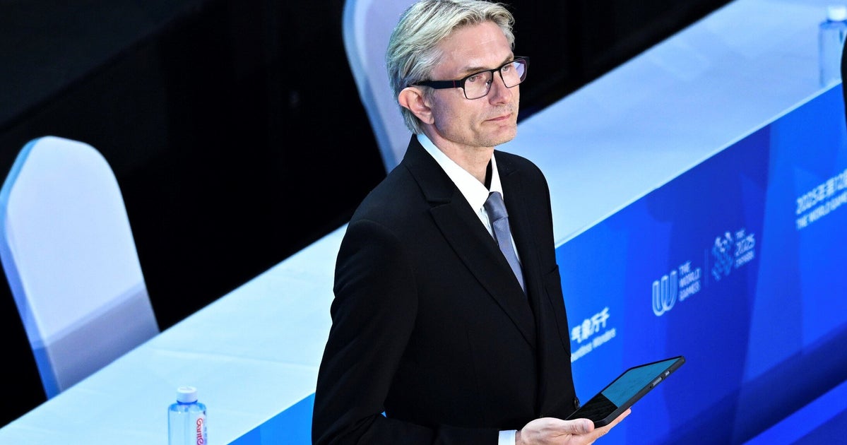 【動画】「二次元すぎる」イケオジ審査員、ラテンダンス大会で撮影され世界でバズりまくる。その正体に注目集まる | ハフポスト 画像枠