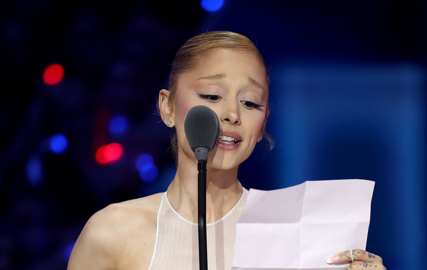 Ariana Grande Can Barely Reach Too-Tall Mic When Accepting Major VMAs ...