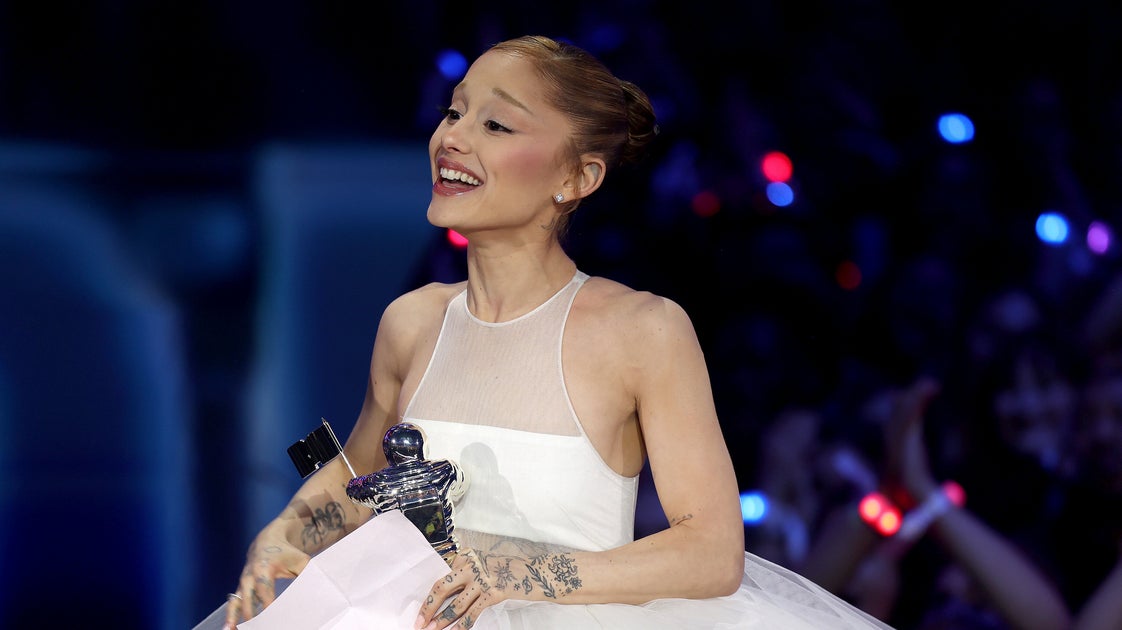 Ariana Grande Can Barely Reach Too-Tall Mic When Accepting Major VMAs ...