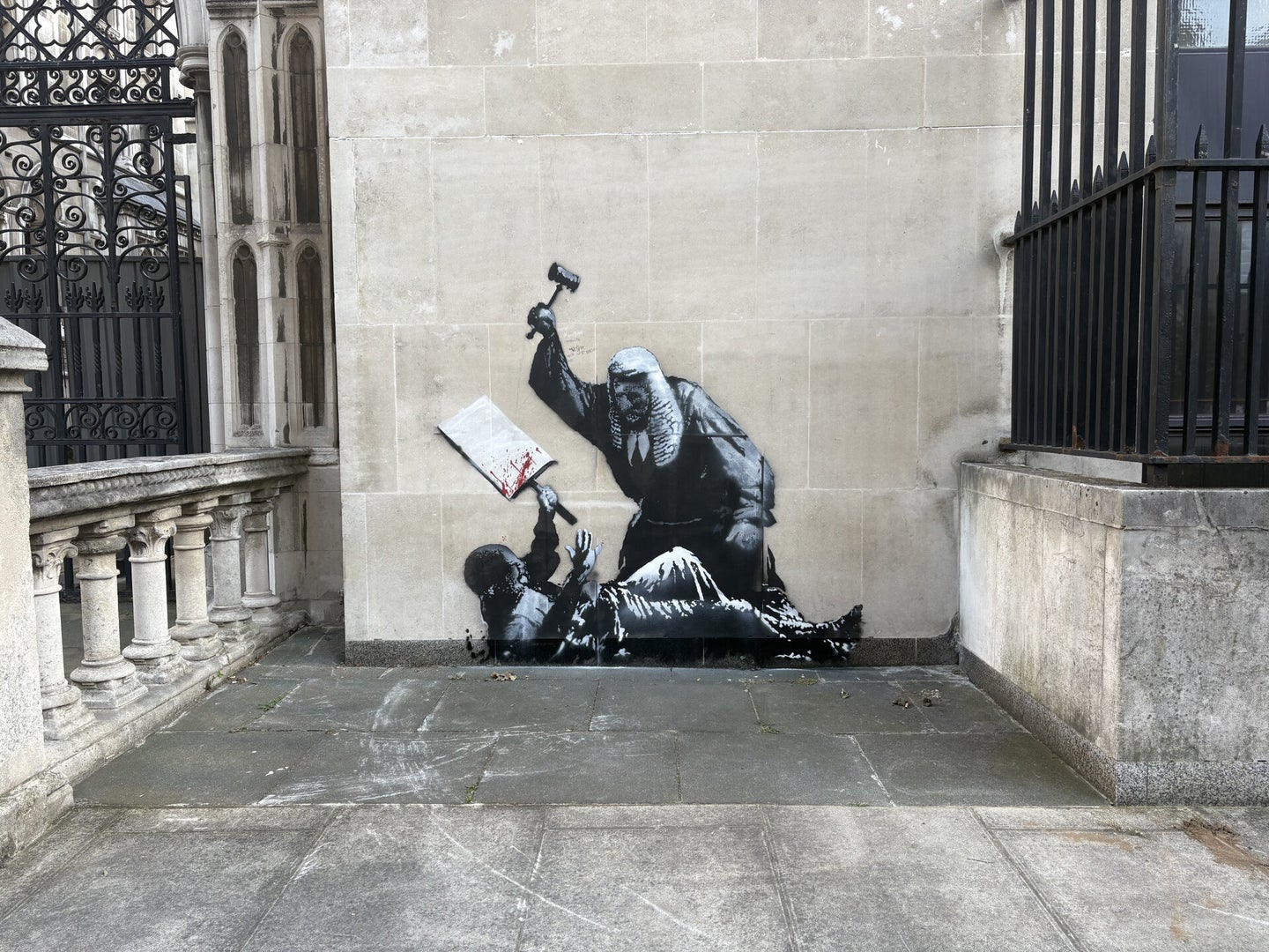 Banksy’s Provocative New Mural Outside London Court Prompts Swift ...