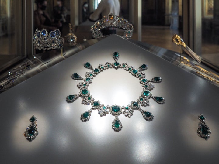 Thieves Steal Crown Jewels In 4 Minutes From Louvre Museum | HuffPost ...