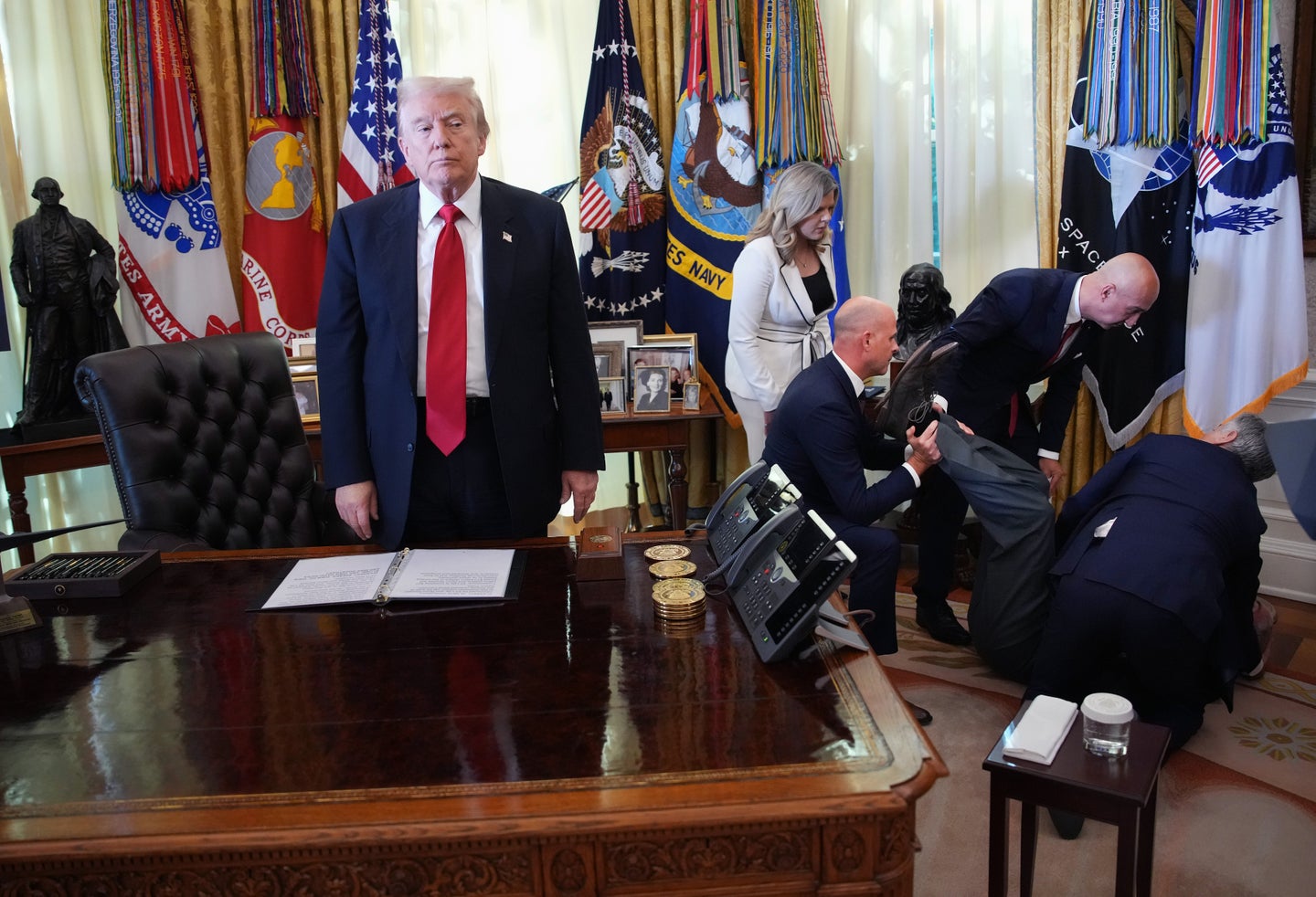 WATCH: Man Collapses During Oval Office Address As Press Is Rushed Out ...