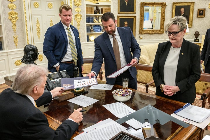 Photo Of Trump ‘Working’ Over The Weekend Has So Many Weird Details ...