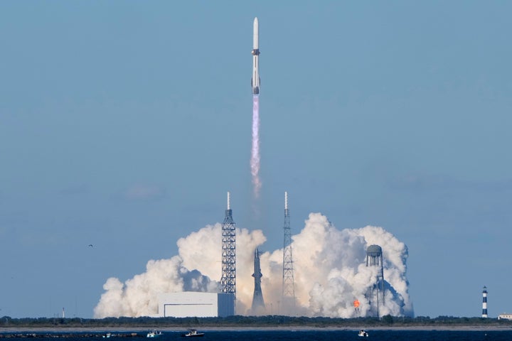 Blue Origin Launches Huge Rocket Carrying Twin NASA Spacecraft To Mars ...