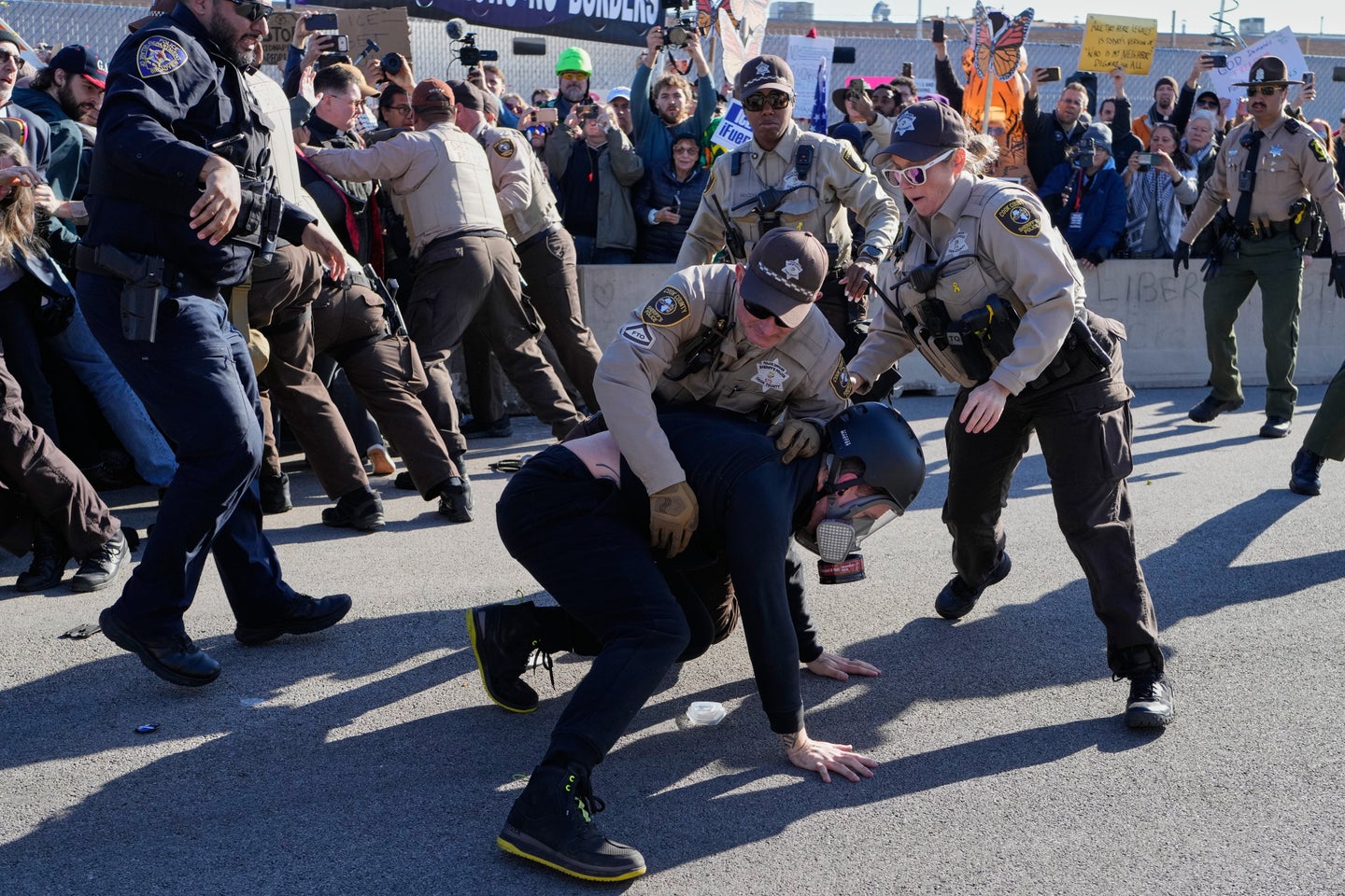 Nearly Two Dozen Arrested As Faith Leaders Protest Outside Chicago-Area ...