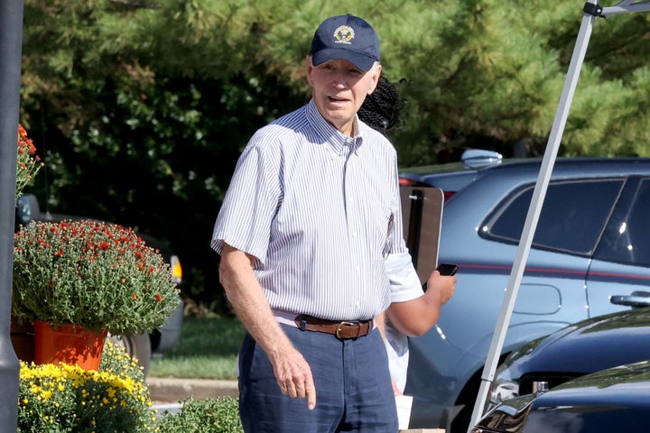 Joe Biden's Family Christmas Photo Gets Attention For The Wrong Reason ...