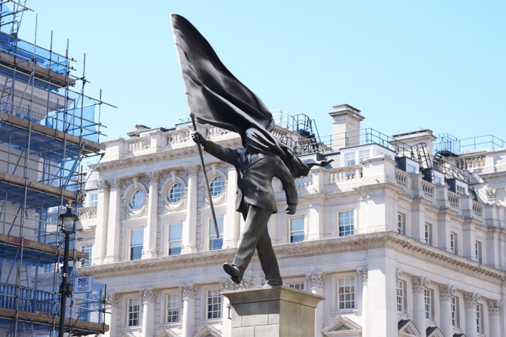 Banksy Stuns With Massive ‘Blind Patriotism’ Statue Stunt In Central ...