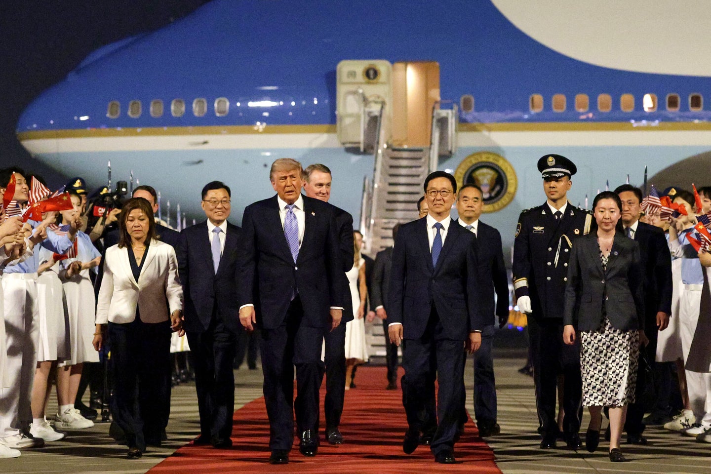 Wall Street Mixed Early And Oil Prices Steady As Trump Arrives In China ...