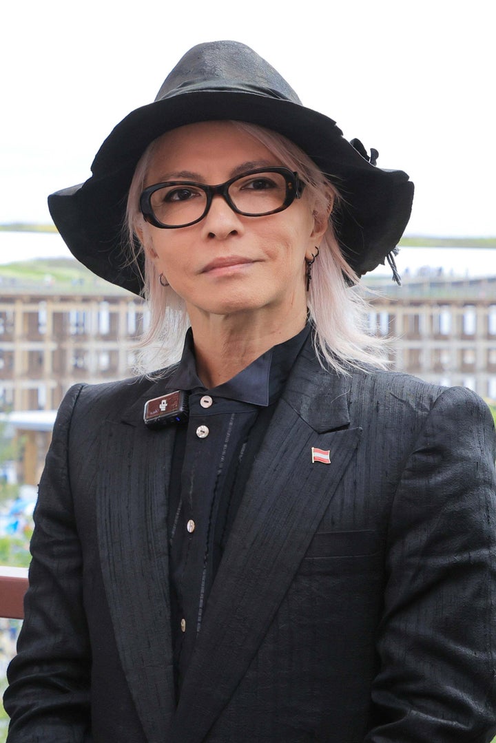 「HYDEを探せ」まさかのポーズにSNS騒然「日本では見られないお姿」「ヤバい」「ビックリです」 | ハフポスト アートとカルチャー