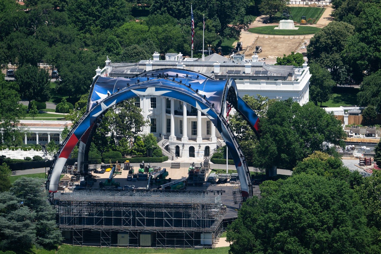 Trump Has A Wild New Plan For That Mess On The White House Lawn ...