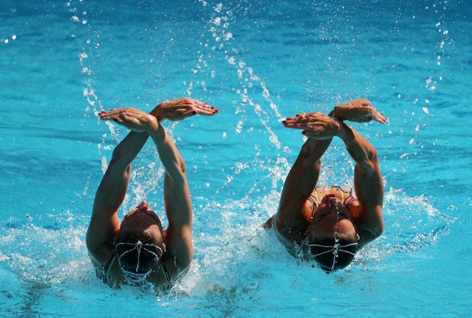 19 Photos That Show The Unbelievable Strength Of Synchronized Swimmers ...